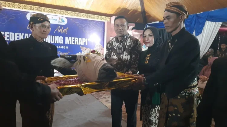 Filosofi Larung Kepala Kerbau dalam Tradisi Sedekah Gunung Merapi Warga ...