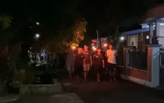 Ikhtiar Warga Tasgunting Cari Faiz Nizam, Keliling Dusun Bawa Obor dan ...