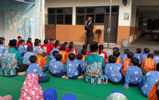 Tausyiah Spesial, Mahasiswa Nigeria Sambangi SDM 24 Gajahan - RRI.co.id