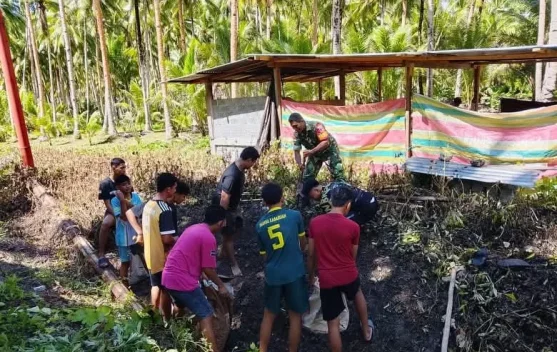 Babinsa Bantu Warga Bersihkan Lahan di Desa Kabaruan - RRI.co.id