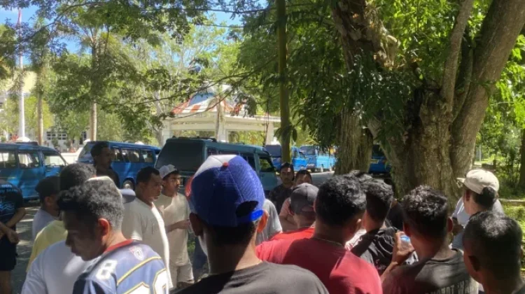 Sopir Angkot Datangi Dishub Sula Minta Naikan Tarif - RRI.co.id