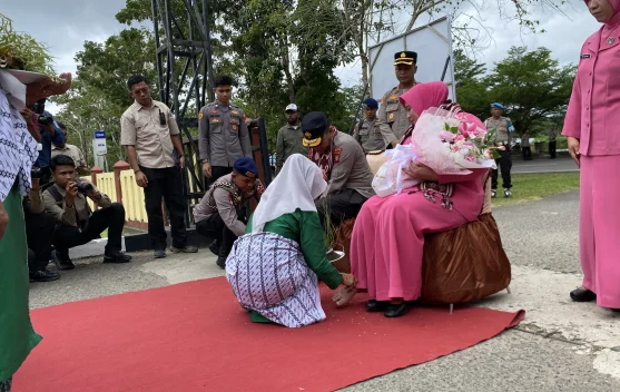 Tradisi Jokororoko Sambut Kunjungan Kapolda di Polres Halmahera Tengah ...