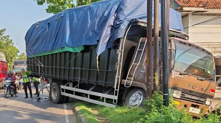 Parkir Sembarangan Picu Tabrakan Dua Truk di Lamongan - RRI.co.id