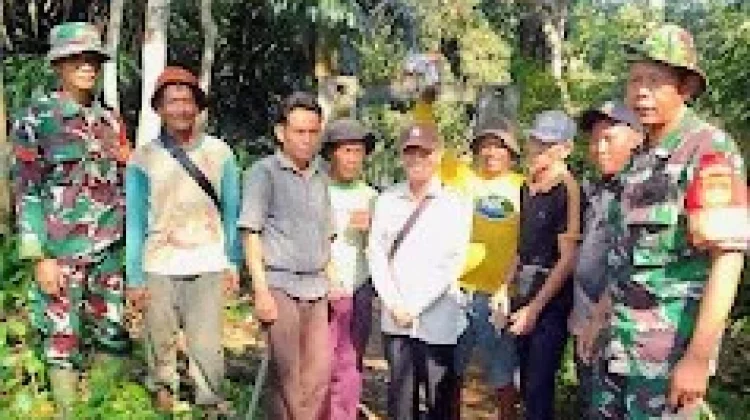 TNI dan Warga Bersihkan Akses Jembatan Gantung Way Kanan - RRI.co.id