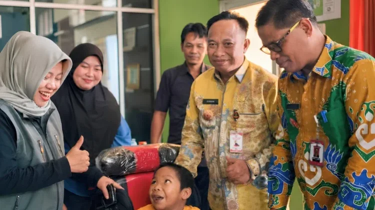Pemkab Way Kanan Salurkan Puluhan Alat Bantu Disabilitas - RRI.co.id
