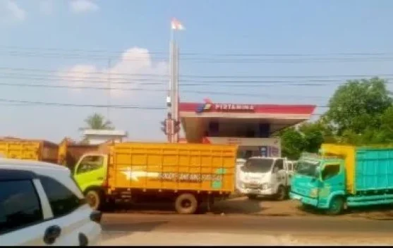 Kelangkaan BBM Picu Antrean Panjang di SPBU Way Kanan - RRI.co.id