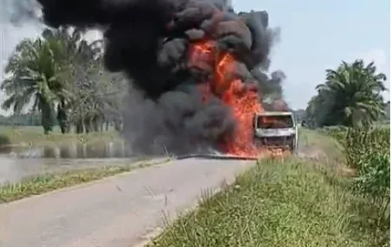 Sebuah Mobil Hangus Terbakar di Jalan Sekitar Irigasi Buay Bahuga - RRI ...