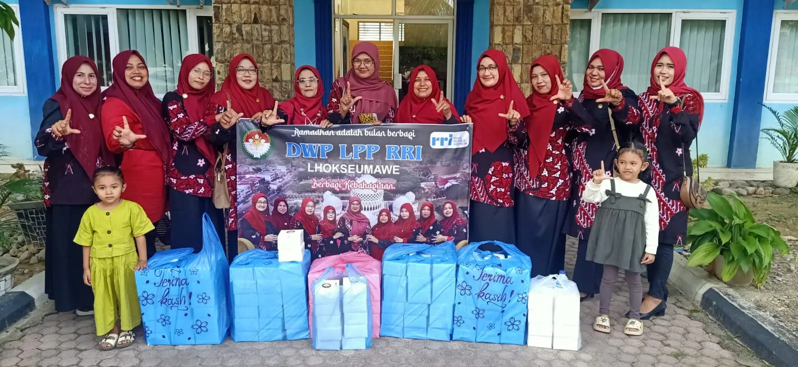 DWP RRI Lhokseumawe Bagikan 200 Takjil - RRI.co.id