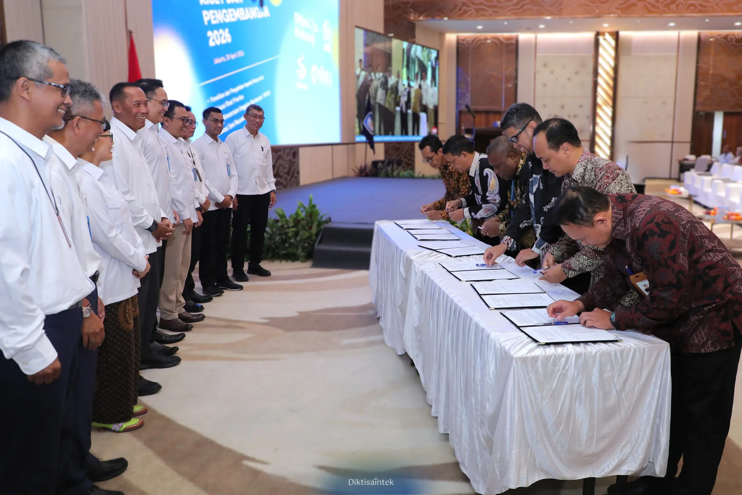 Kemdiktisaintek Teken Kontrak Pendanaan Riset dan Pengembangan Tahun ...