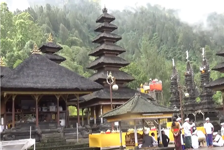 Pura Pasar Agung di Lereng Gunung Agung Sarat Nilai Spiritual - RRI.co.id
