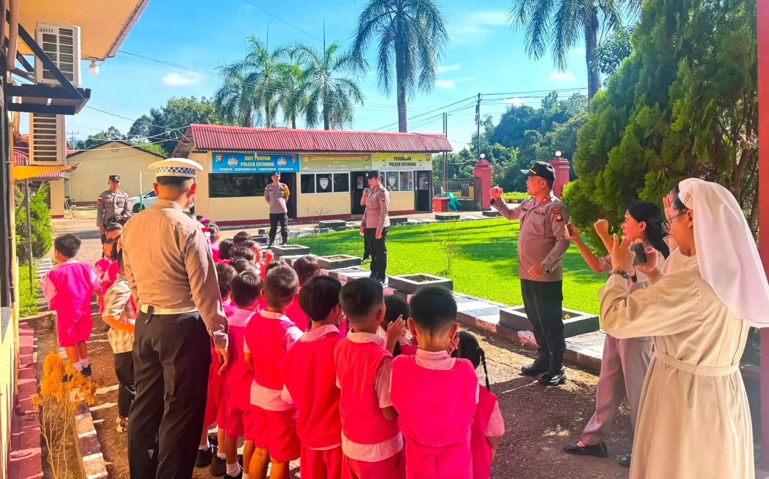 Polsek Entikong Tanamkan Disiplin Keselamatan Anak Usia Dini - RRI.co.id