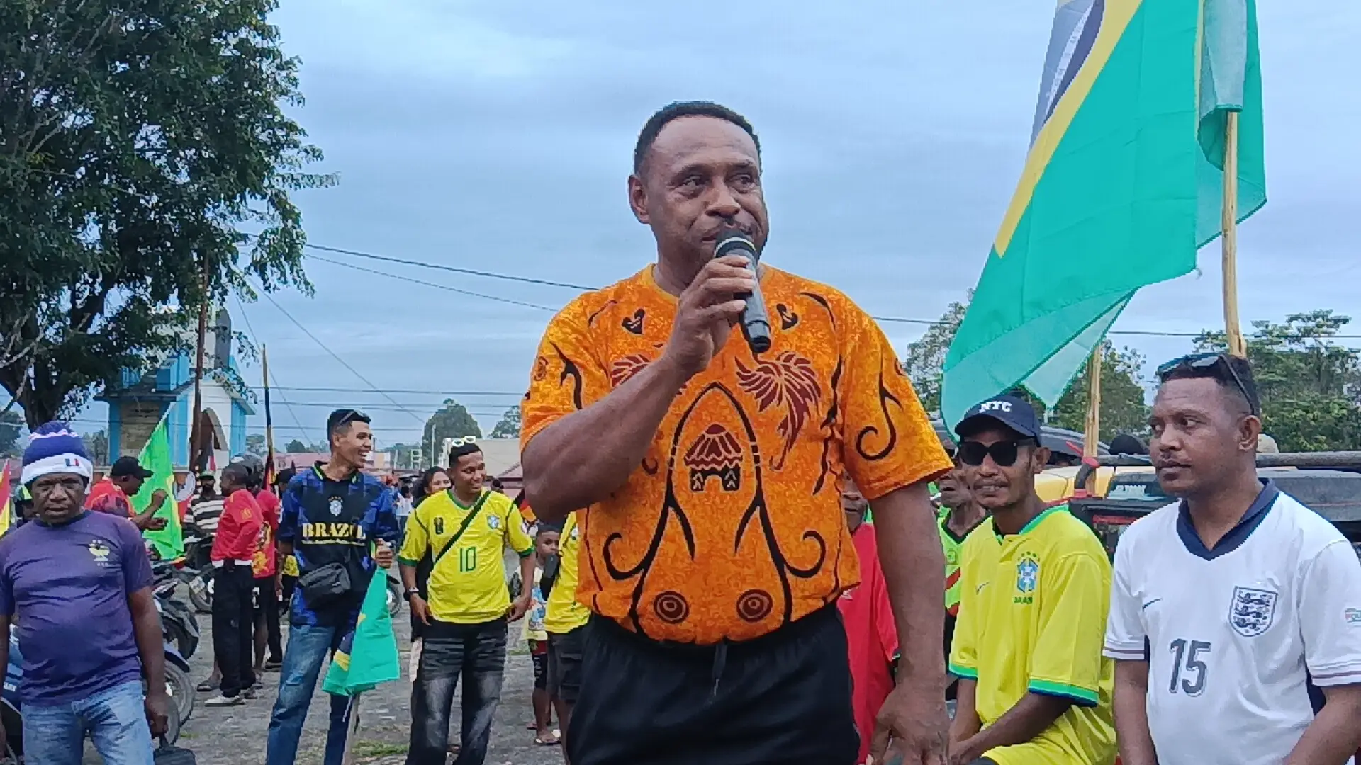 Komunitas pencinta Bola Dunia Boven Digoel Berdonasi untuk Manggelum ...